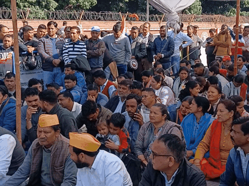 Decision on UPNL employees in a day or two | उपनल कर्मचारियों का धरना ...