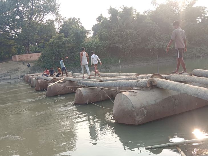 Villagers built a pontoon bridge in Bhatni through voluntary labour ...