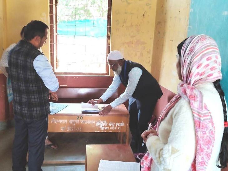 Officials inspected SIR work in Neemuch. | नीमच में SIR कार्य का ...