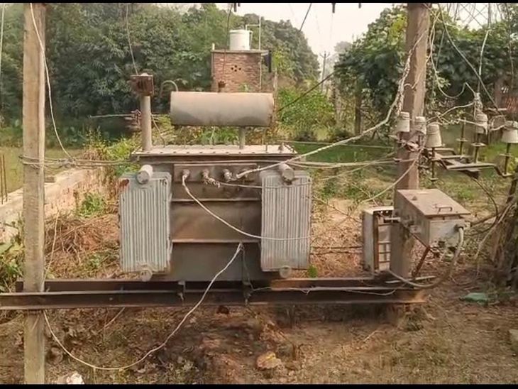 Transformer sinks into the mud in Piprahi | पिपराही में ट्रांसफार्मर ...