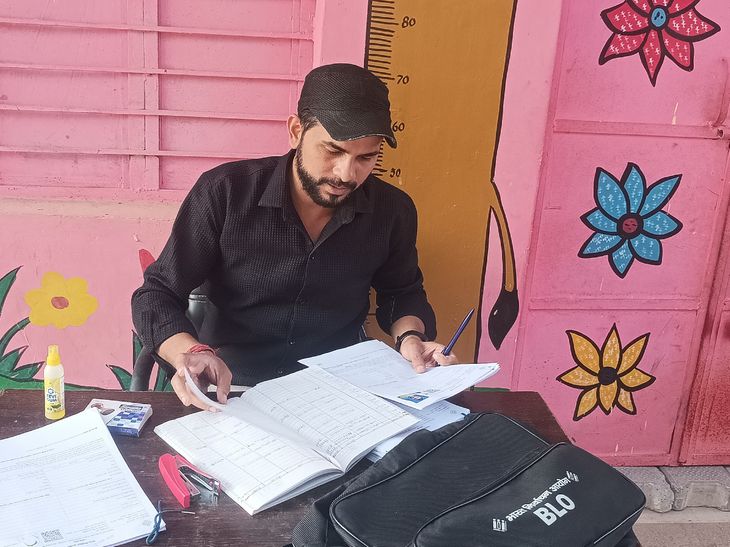 BLO collected SIR forms at Amritpur Kanya Pathshala