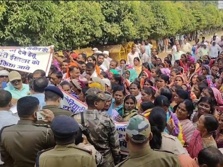 Villagers surround the collectorate in Dhamtari | धमतरी में ग्रामीणों ...