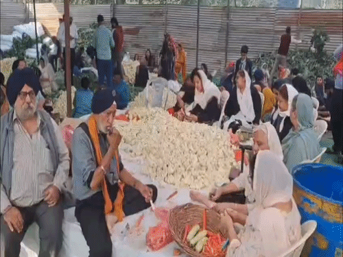 10 thousand volunteers are preparing a langar for 5 lakh