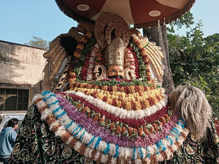 A procession was taken out in Bandikui on the occasion of Shyam ...