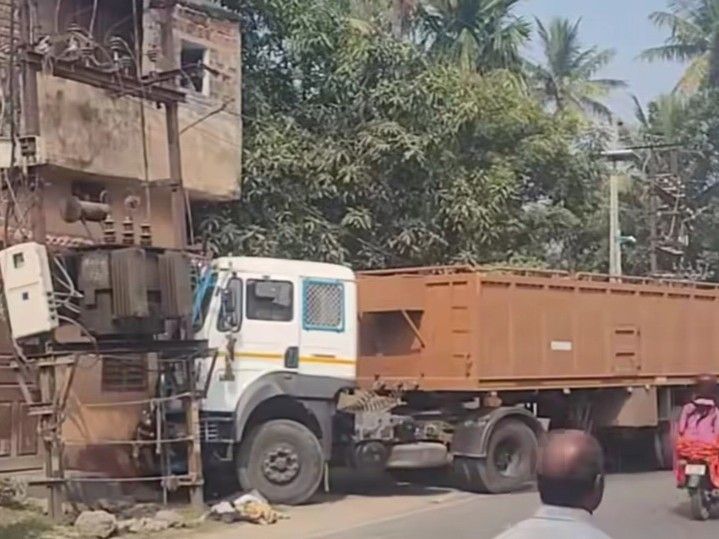 Trailer collided with house in Barhiya | बड़हिया में ट्रेलर मकान में ...