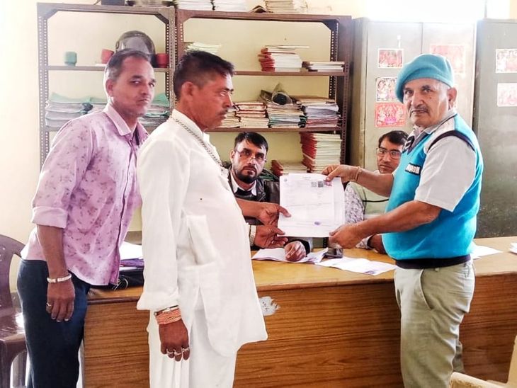 Congress workers cooperated in Goyala | गोयला में कांग्रेस कार्यकर्ताओं ...