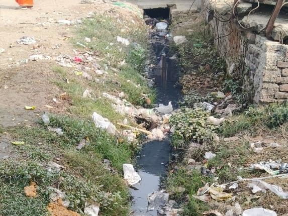 The risk of diseases due to the filth in the drain in Wazirganj ...
