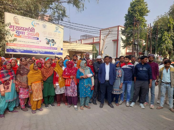 Villagers protest at Meerut Collectorate