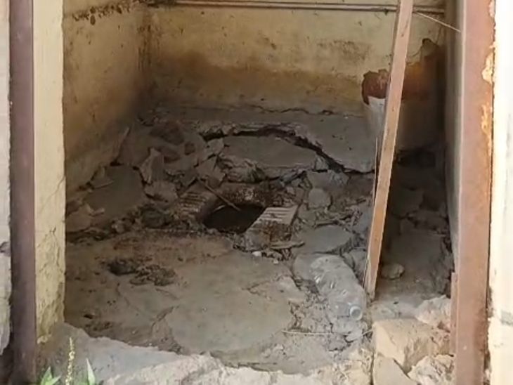 The toilet of the Panchayat Bhawan in Rangoli is in bad condition.