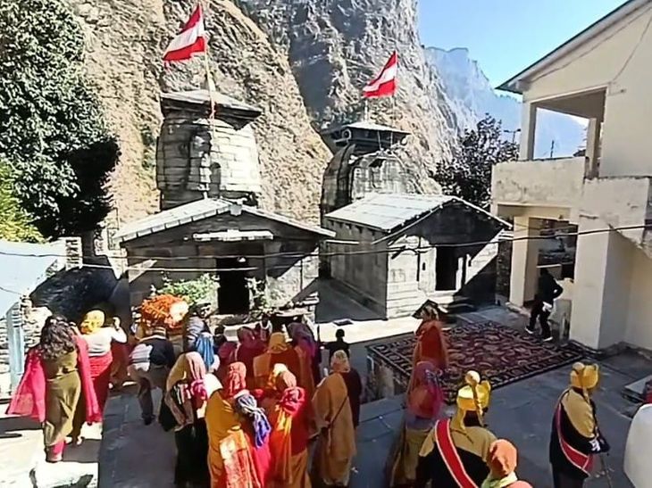 After the closure of Badrinath's gates, the Dev Dolis reached ...