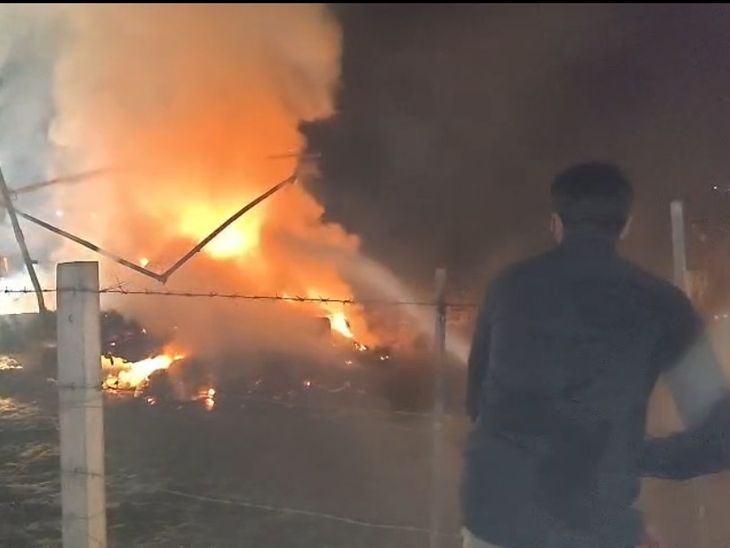 A trolley loaded with stubble caught fire in Fazilka. | फा जिल्का में ...