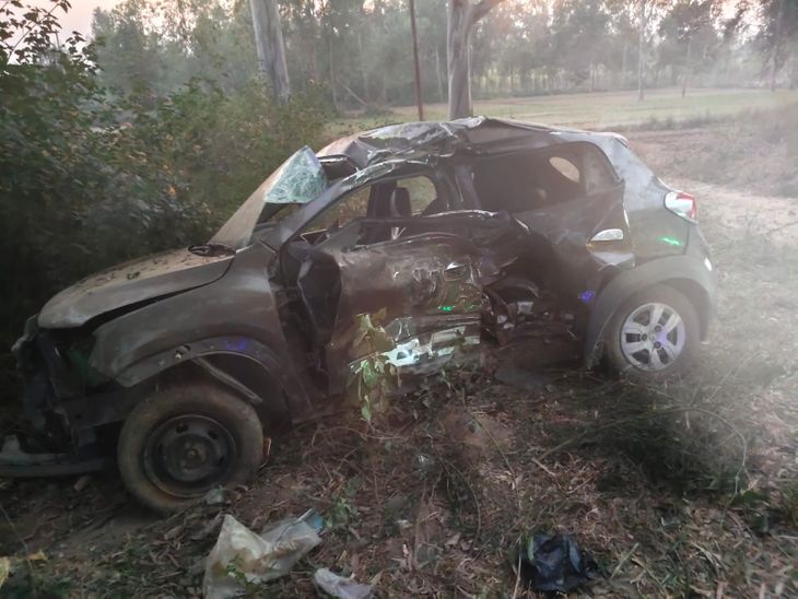 A speeding car collided with a tree in Muzaffarnagar.