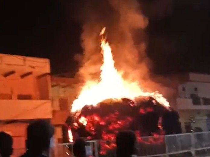 A tractor-trolley loaded with straw caught fire in Panna.