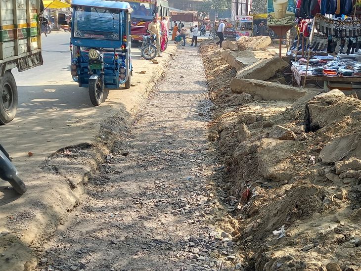 Road widening work begins at Madhoganj intersection | माधौगंज चौराहे पर ...