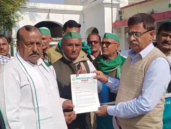 Farmers in Jalaun celebrated the day of breach of promise.