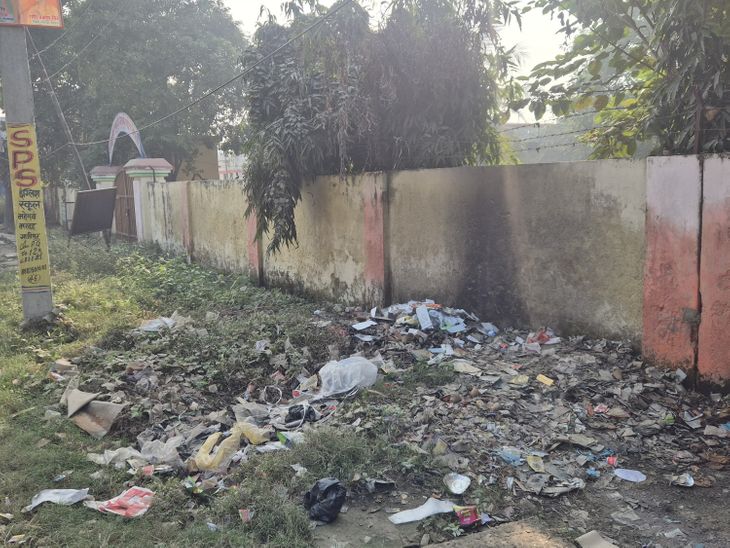 Dirt near Mardah Kasturba Gandhi School | मरदह कस्तूरबा गांधी विद्यालय ...
