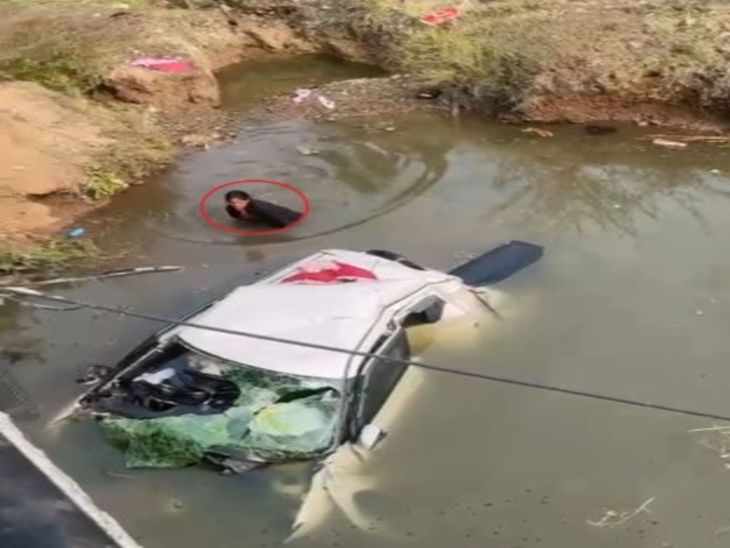 The car fell into a culvert, half submerged, and people watched. Surata ...