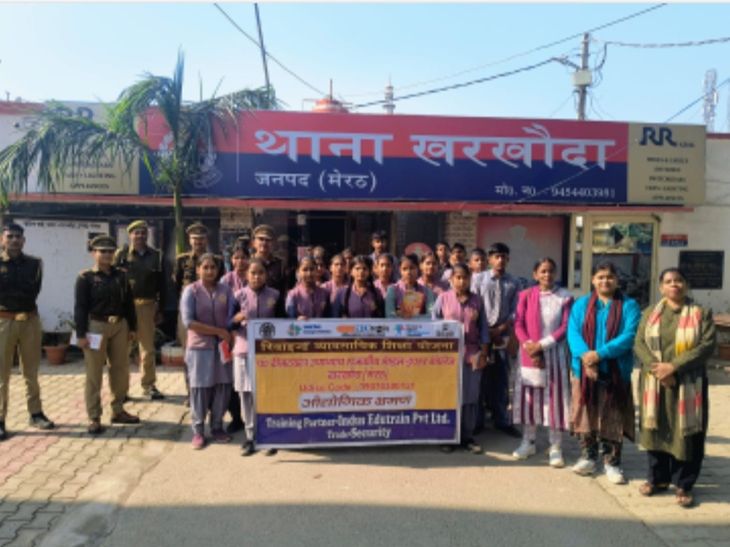 The girl students visited Kharkhauda police station. | छात्राओं ने किया ...
