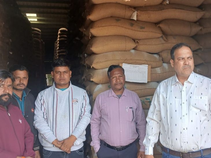 Action taken against illegal paddy storage in Katni, 8670 quintals seized