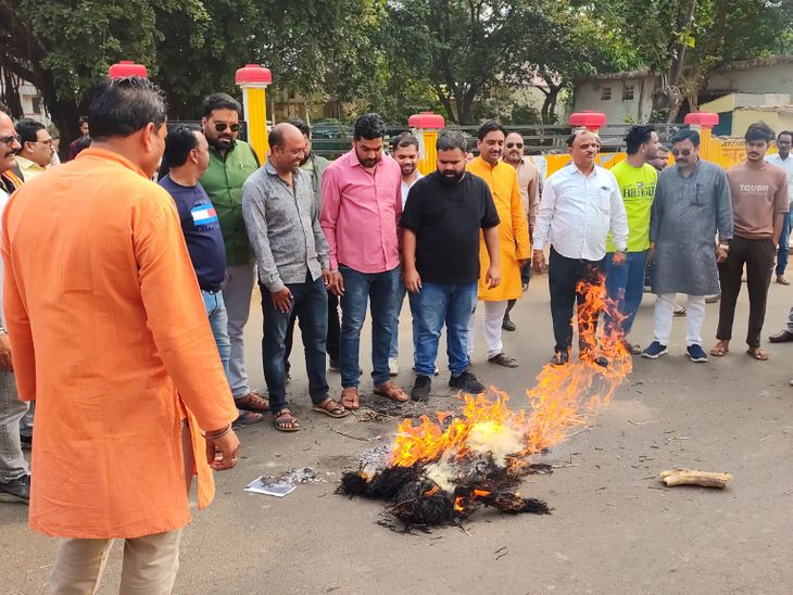 The entire society burnt the effigy of Santosh Verma.