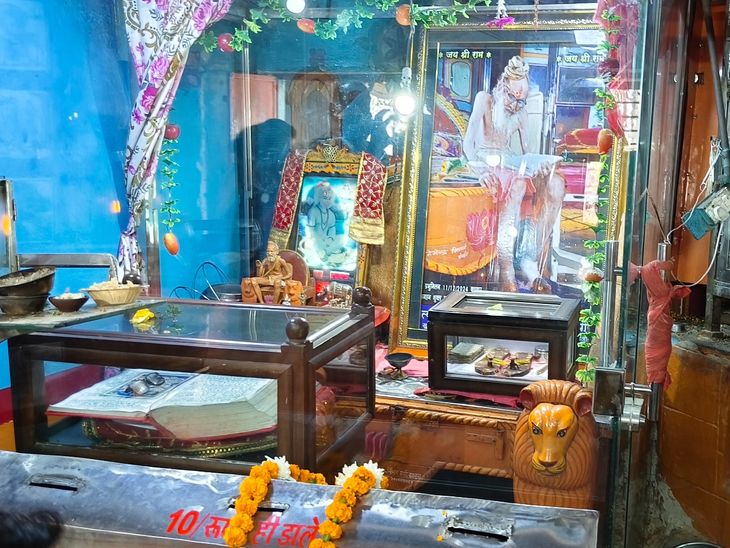 With the demise of Siyaram Baba, the glory of the ashram has halved.