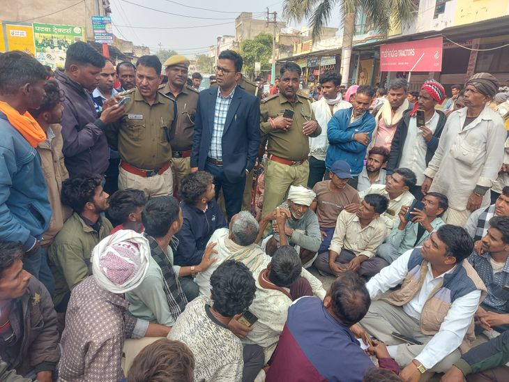 Farmers protest over fertilizer shortage | खाद किल्लत पर किसानों का ...