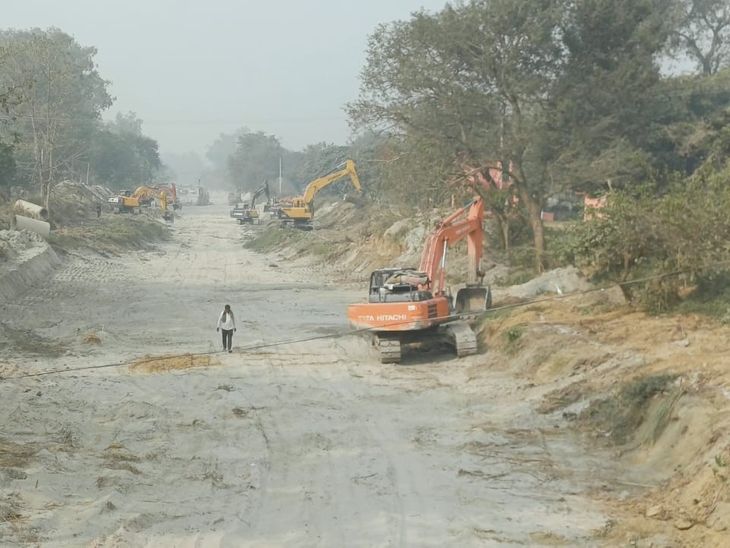 Canal cleaning silt on the road, pedestrians are troubled
