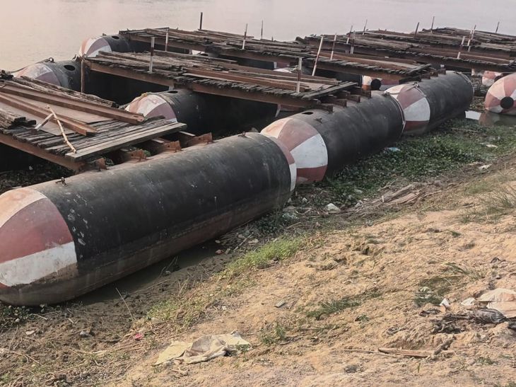 The pontoon bridge on the Rapti River was not installed until November 15.