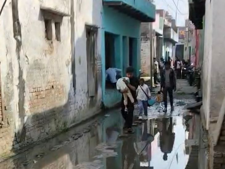 Waterlogging on the main road of Samamai Ruhal Panchayat in Sasni ...