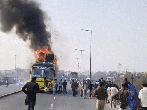Bus caught fire in the middle of the road on the highway in Kanpur ...