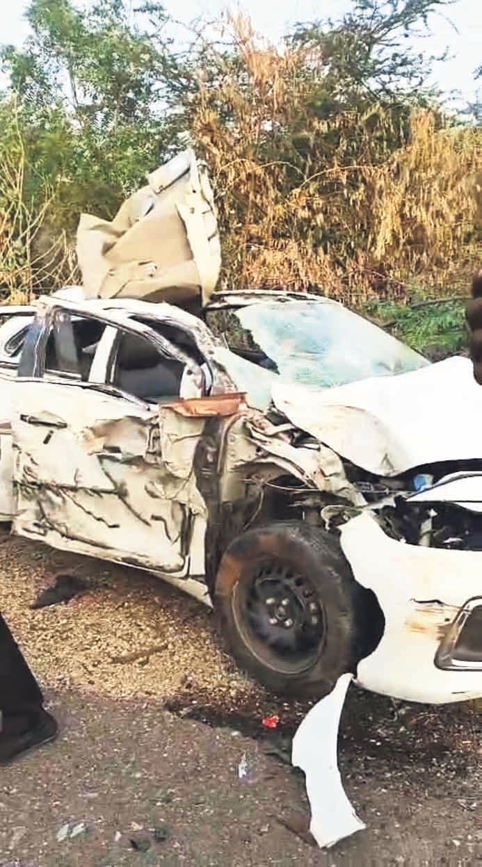 Bus and car collide, husband and wife and car driver injured