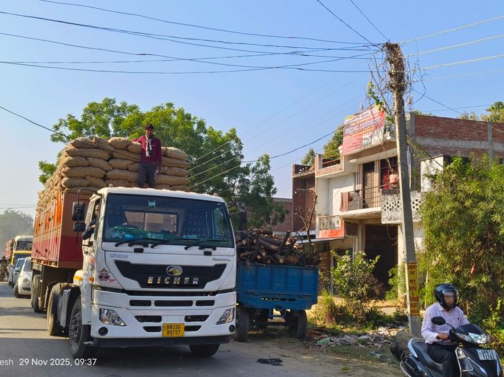Overloaded tractor-trolley breaks power line