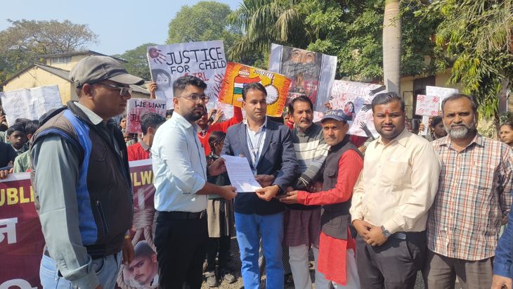 A rally was held demanding the death penalty for the accused. | न्याय ...