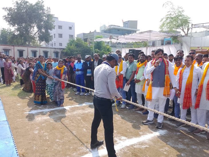 Women show their talent in tug of war | रस्साकसी में महिलाओं ने दिखाई ...