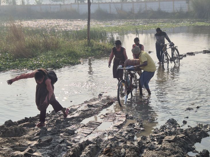 Culvert construction on Godhni drain incomplete | गोधनी नाले पर पुलिया ...