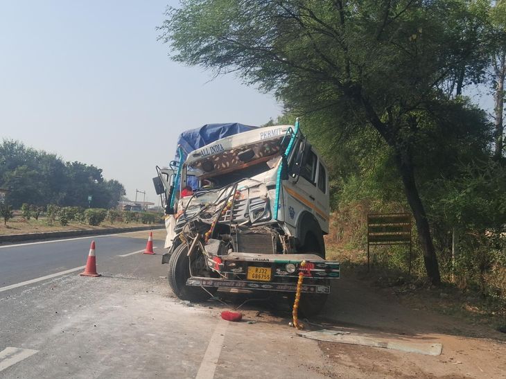 In an attempt to save cattle, a truck collided with a tree. | गौवंश ...