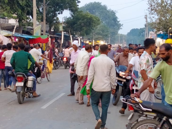Temporary taxi stand at Gosaiganj Bhiti bridge