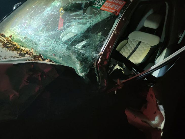 The car collided with a tree on the Nagra Rasra road.