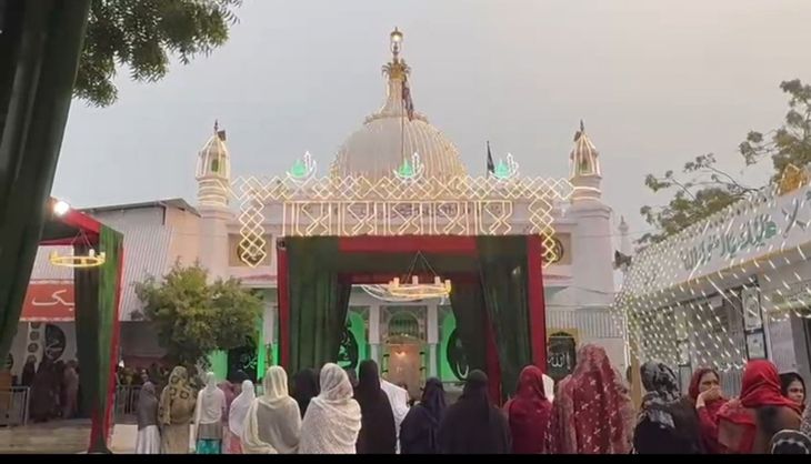 Qawwals spread Sufi colors in the gathering. | महफिले समां में कव्वालों ...