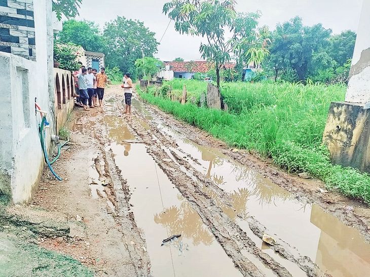 Roads were dug up, forcing people to walk in mud. | सड़कें खोदी, लोग ...