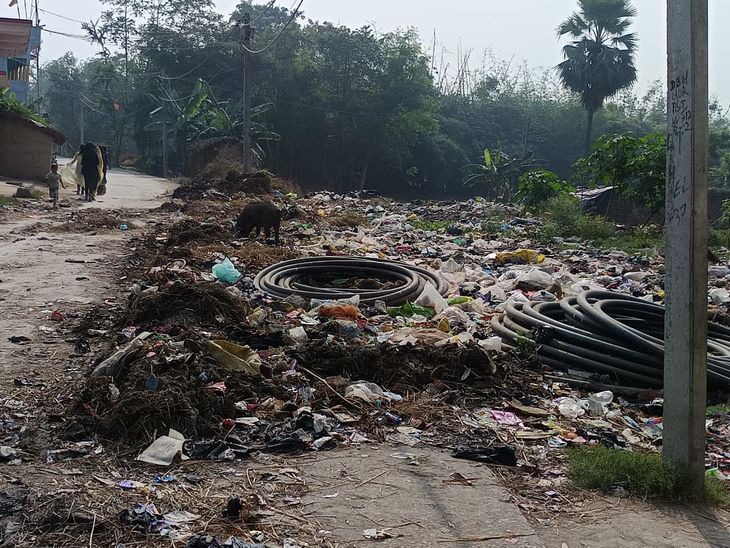 Roadside garbage piles up in Asi, causing trouble due to foul smell ...