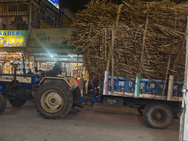 Overloaded tractor-trolleys are causing accidents in Betul.