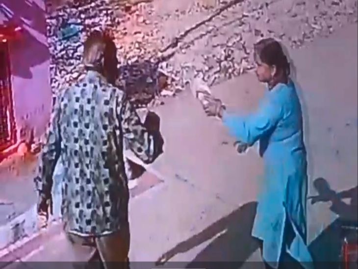 In Gwalior, a couple beat an elderly man with slippers in public.