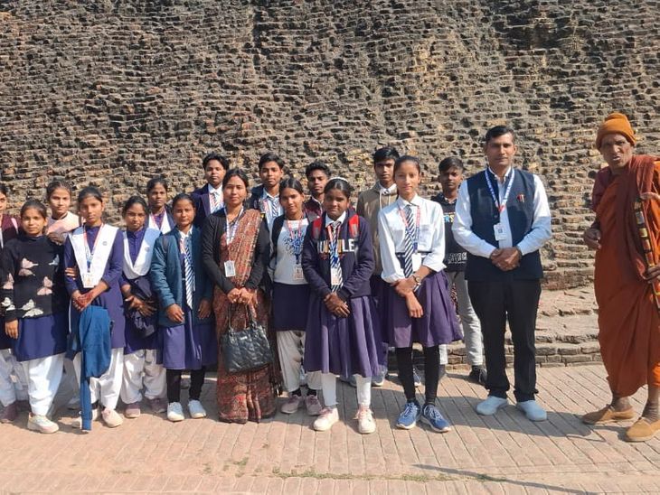 Students made an educational tour of Kushinagar. | छात्र-छात्राओं ने ...