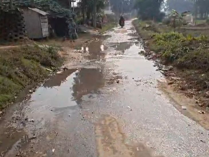 Dirty water flowing on the roads in Magar Bhauli of Chakdah