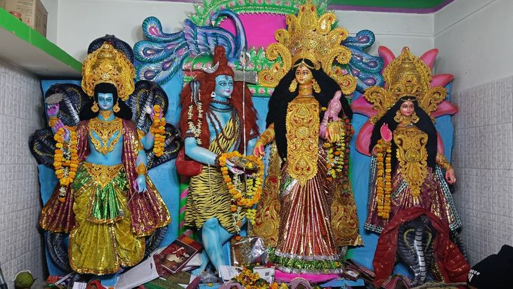 Devotees installed the idol of Shiva and Parvati and performed puja in ...