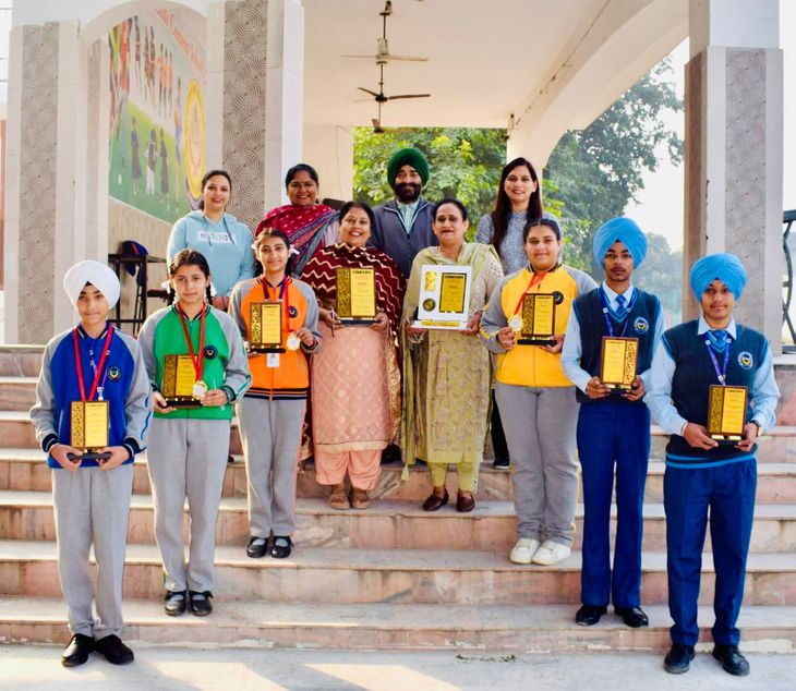 Amarpreet Kaur honoured with 'Principal of the Year' award | अमरप्रीत कौर ‘प्रिंसिपल ऑफ द ईयर ...