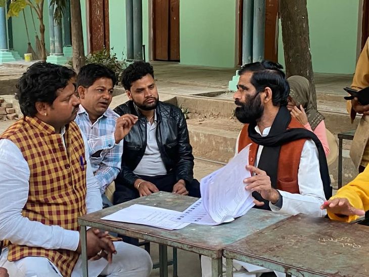 Garautha MLA checked voter list at polling station
