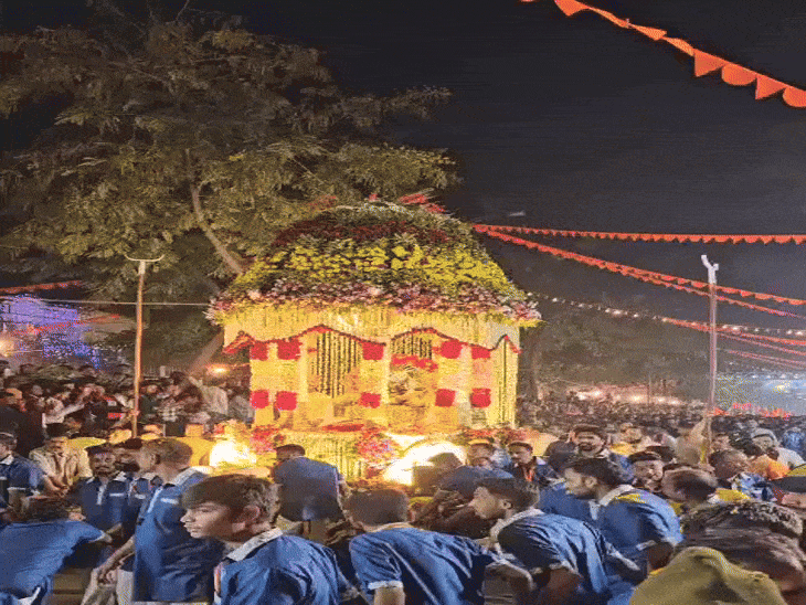Preparations for the morning procession at Ranjit Hanuman Temple
