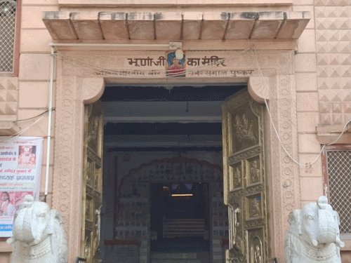 Hundreds of devotees performed Dandavat Parikrama in Pushkar